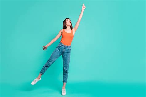 전체 길이 바디 사이즈 사진 아름 다운 그녀의 그녀 레이디 쉬운 주말 휴가 자유 비행 가상 우산 착용 캐주얼 오렌지 탱크 탑 청바지 데님 고립 된 밝은 청록 청록색 배경