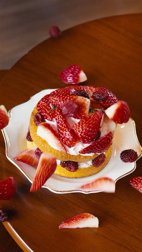 금종제과 🍓딸기가 와르르 쏟아져 내린 ‘와르르 보름케이크 딸기잼과 라즈베리 크림이 가득 들어간 보름달 모양의 촉촉한 카스테라 위로 달콤한 딸기 And 산딸기가 아낌없이