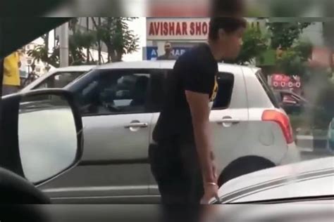 男子冲轿车怒斥：有本事你就撞我！女司机一脚油门撞了过去