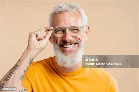 세련된 안경과 노란색 티셔츠를 입은 성공적인 성숙한 남자 베이지색 배경에 고립 남자에 대한 스톡 사진 및 기타 이미지 남자 안경 인물 사진 Istock