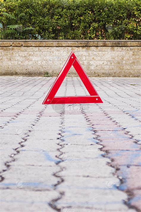 道路上的红色三角形警告标志