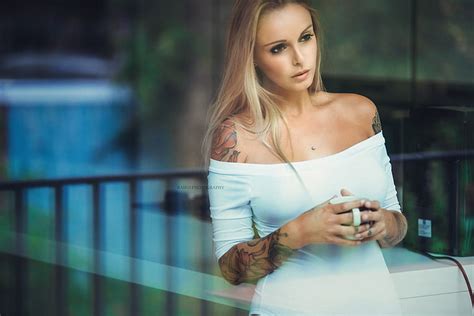Mujer Rubia Hombros Descubiertos Tatuaje Mirando A Otro Lado Retrato Fondo De Pantalla HD