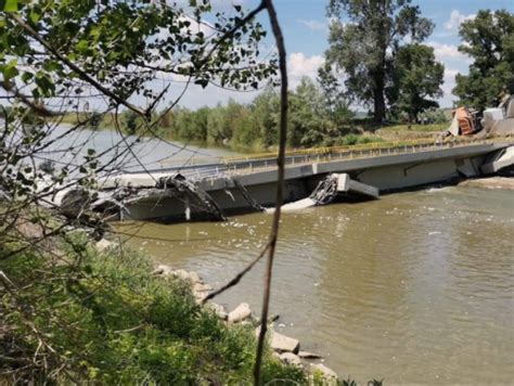 Un pod din România s a prăbușit în timp ce traversau două mașini O