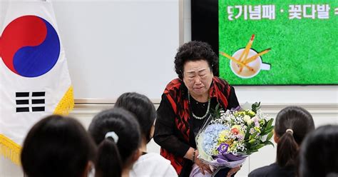 명예졸업장과 졸업앨범 받은 이창현 군 어머니