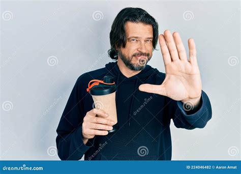 中年白人男子穿着运动服，喝蛋白质奶昔，手握开口，严肃自信的停车标志 库存照片 图片 包括有 控制 饮料 224046482