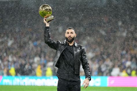Real Madrid Benzema Presenta Su Balón De Oro En El Santiago Bernabéu