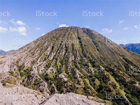 Bromo Tengger Semeru 국립 공원의 산 중 하나 인 Batok 산 Bromo Tengger Semeru 지역은