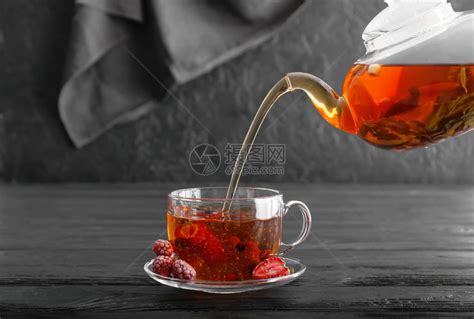 把热茶倒进桌子上的杯子里高清图片下载 正版图片503962244 摄图网