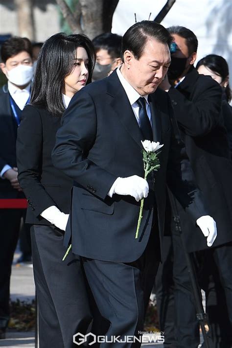 헌화하는 윤석열 대통령과 김건희 여사 Zum 뉴스