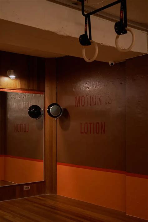 우드톤 빈티지 모던 분위기의 25평 맨몸운동 체육관 인테리어 서초구 서초동