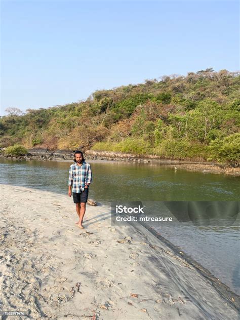 고안 해변 휴가에 인도 남자의 이미지 물가에서 맨발로 걷고 해질녘 바다 팔로렘 고아 인도 해변에서 휴가를 보내는 관광객 전경에 집중 30 34세에 대한 스톡 사진 및 기타
