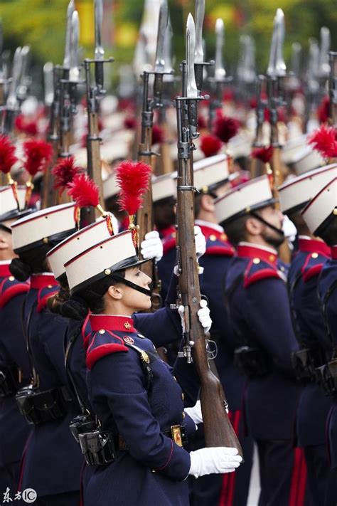 軍事愛好者來看看：西班牙國慶大閱兵上，這種槍是啥型號？ 每日頭條