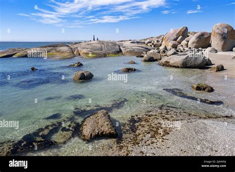 Grands Blocs De Granit Sur La Plage Le Long De Locéan Atlantique à
