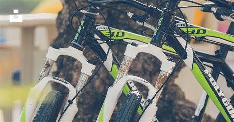 갈색 벽돌 벽에 검은 색과 노란색 자전거 사진 Unsplash의 무료 발리 섬 이미지