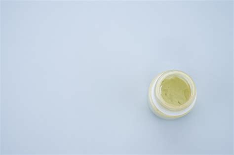 복사 공간이 있는 밝은 파란색 배경에 흰색 구아슈 페인트의 열린 캔의 상위 뷰 개념에 대한 스톡 사진 및 기타 이미지 개념
