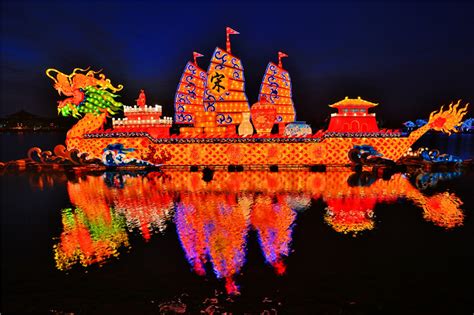 花灯 彩灯《大宋龙船》 花灯彩灯 业务范围 节日花灯、彩灯巡游花车、彩船仿真恐龙元宵灯展 自贡华彩艺术传播有限公司