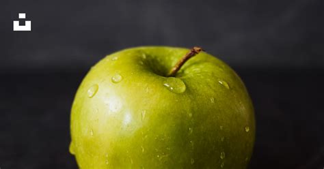 검은 표면에 녹색 사과 사진 Unsplash의 무료 사과 이미지