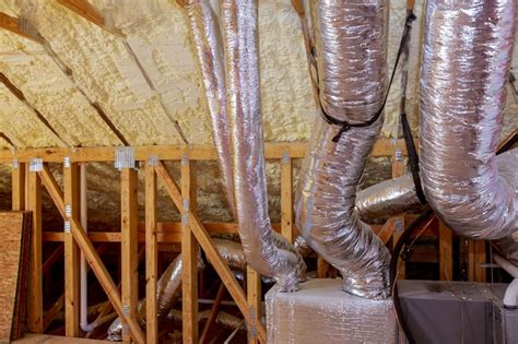 설치되는 구리 배관 튜브 및 Hvac 통풍구를 보여주는 프레임 워크 프리미엄 사진