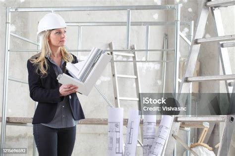 여자 건축가 또는 구조 인테리어 디자이너 흰색 창 컷 어웨이 프로필 사다리와 배경에 비계와 건물 사이트 내부 각도에 대한 스톡 사진 및 기타 이미지 Istock