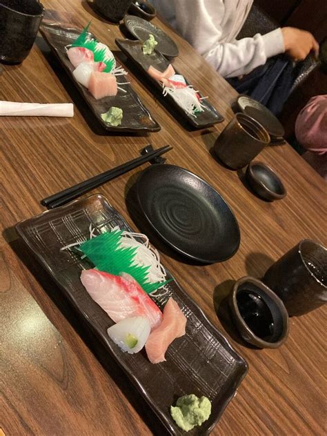 哪嘿不想努力了 昨天意外誤入一家都是老人的居酒屋 整間店只有我們一桌年輕人本來很怕踩雷結果還蠻好吃的 果然中上流階層吃的東西不可能雷吧