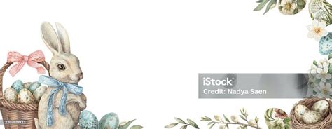 빈티지 스타일의 토끼와 달걀이 든 바구니가 있는 부활절 배너 둥지와 꽃이 있는 손으로 그린 수채화 배경 복사 공간이 있는 수평 프레임 웹 디자인 및 휴일 템플릿에 적합합니다