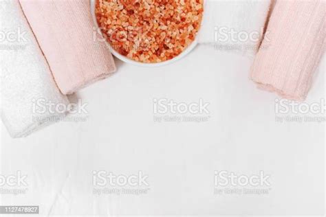 밝은 배경에 압 연된 목욕 수건입니다 푹신한 수건 고 색된 향기로운 바다 소금 목욕에 대 한 스파 개념입니다 공간에 복사 합니다 최고의 볼 수 있습니다 4가지 개체에 대한