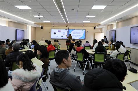 我校开展智慧教室启动暨教师教学能力提升培训
