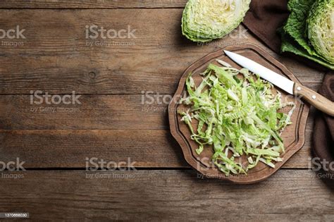 나무 테이블에 신선한 사보이 양배추를 잘라 평평한 평지 텍스트 공간 0명에 대한 스톡 사진 및 기타 이미지 0명 갈기갈기 찢어진 건강한 생활방식 Istock