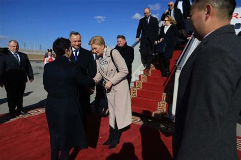 Бүгд Найрамдах Польш Улсын Ерөнхийлөгч Анджей Дуда гэргийн хамт Монгол Улсад хүрэлцэн ирэв Nio Mn