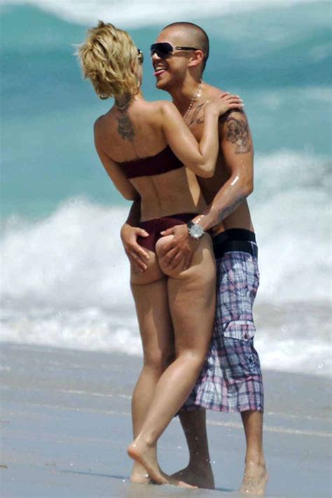 Mena Suvari Enjoying On Beach In Topless And Showing Sexy Ass In Bikini