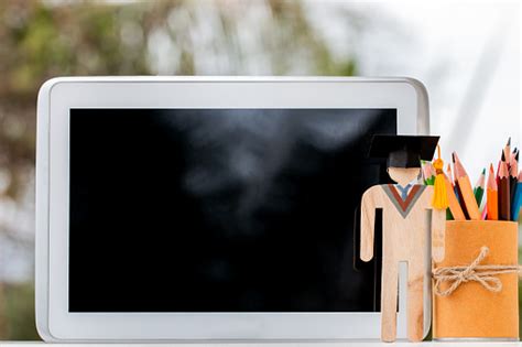 온라인 교육 학습 개념 해외 유학을위한 대학 지식 성취 대체 학습 아이디어 태블릿 연필 상자 텍스트 복사 공간 모델 졸업 축 하