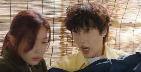 미녀와 순정남 지현우 임수향 눈 맞추며 썸뻘쭘함에 지현우의 이마를 때린 임수향 스타연예 Kbs연예