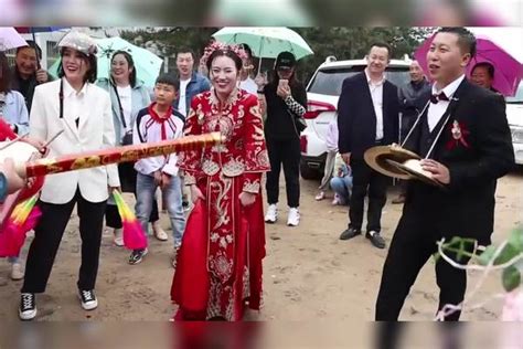 陕西一小伙结婚，新娘进家的习俗太有趣了新娘习俗小伙