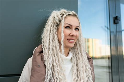 Женщина с длинными блондинками в жилете Премиум фото