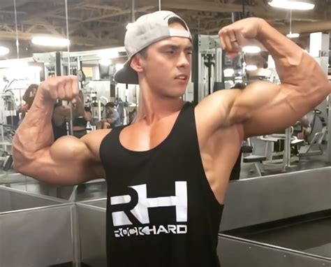 Muscular Hottie Showing Off ThisVid