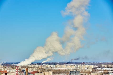 市内の劣悪な環境。環境災害。環境への有害な排出。煙とスモッグ。大気汚染 プレミアム写真