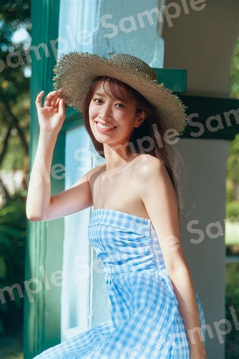 📸 画像：日向坂46・佐々木久美1st写真集『めくる日々』封入特典ポストカード（撮影：藤原宏）｜日向坂46 佐々木久美、多彩な姿をお届け