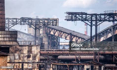 도시 드니 프로 우크라이나에서 가장 큰 대기 오염 물질은 코크스 화학 공장입니다 연도 가스 스택은 대기로 수백 톤의 유해 물질을 방출합니다 산업 풍경 발전기에 대한 스톡