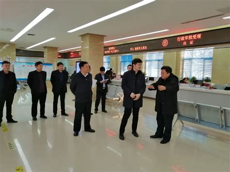 威县县委副书记、县长崔耀鹏到县行政审批局实地调研澎湃号·政务澎湃新闻 The Paper