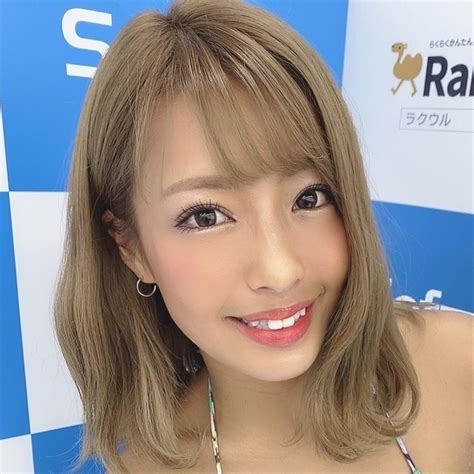 橋本梨菜、来年カレンダー 水着カットは“二刀流”で楽しめる スポーツ報知