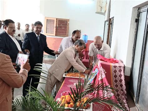 दीवानी न्यायालय परिसर में महात्मा गांधी एवं पूर्व प्रधानमंत्री