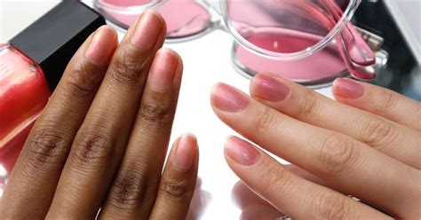 Uñas para piel morena los 12 colores que más favorecen y los diseños