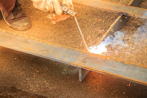 용접기 착용 보호 손 장갑 들고 전극 이며 용접 금속 및 스파크 용접은 제조 또는 재료 일반적으로 금속 또는 소성 조인 조각 과정입니다 강철에 대한 스톡 사진 및 기타