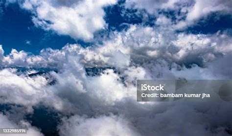 Gunung Dengan Bercak Awan Dan Langit Biru Di Pagi Hari Dari Sudut Datar Foto Stok Unduh Gambar