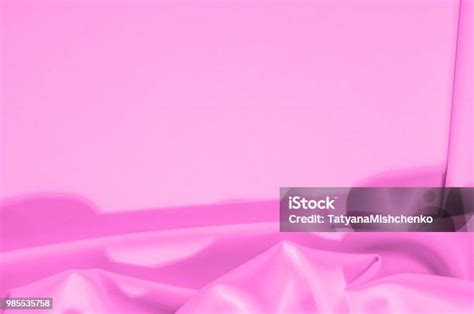 텍스처입니다 배경입니다 템플릿입니다 천실크 핑크 인상주의 회화에서 직접 컬러로 얻을에서 분실이 꿈꾸는 캐롤라이나 얇은 늑 골된 직물의 실크 속 빛나는 라일락 색상 0명에