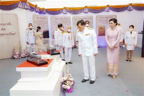 ชมภาพ ในหลวง พระราชินี ทรงเปิดพระบรมราชานุสาวรีย์ ร 5 ทอดพระเนตร
