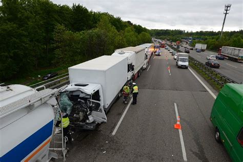 Fotostrecke Fünf Lastwagen Auf A8 Verkeilt Stau Chaos Nach Schwerem