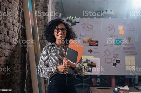 사무실에서 파일을 들고 웃고 있는 아프리카계 미국인 사업가의 와이드 샷 사무실에 대한 스톡 사진 및 기타 이미지 사무실 아프리카 민족 그래픽 타블렛 Istock