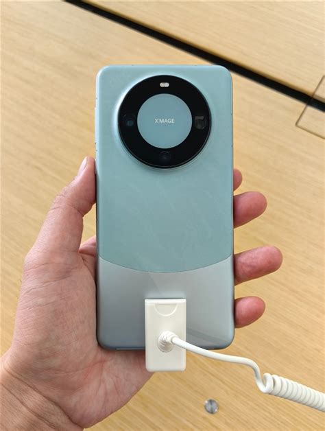 华为mate 60 Pro真机上手图来了！经典圆环三摄、拼接色超吸睛非常在线