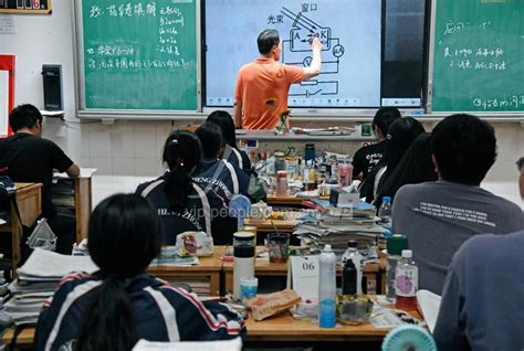 江苏常州挑灯夜读备战高考 人民图片网
